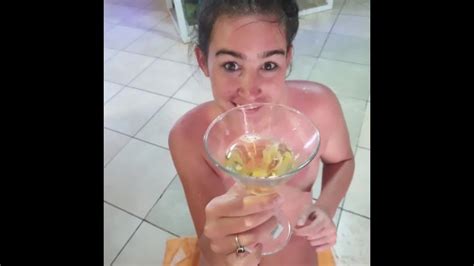 Sunburnt Teen ApprÉciant Un Cocktail De Pisse Et De Sperme