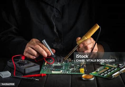 작업장에서 감독에 의한 컴퓨터 또는 전자 제품 수리 작업장 전문가의 컴퓨터 수리 서비스 납땜인두에 대한 스톡 사진 및 기타 이미지 납땜인두 회로판 널판지 Istock