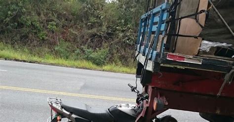 G1 Jovem morre ao bater moto em caminhão estacionado na BR 494