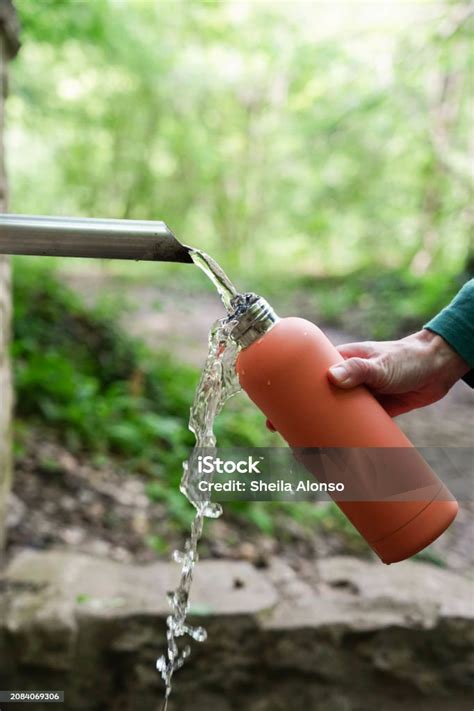 한 사람이 마실 수 있도록 병에서 물을 붓고 있습니다 기후 변화와 지구 보호 및 보존 지구의 날 가뭄에 대한 스톡 사진 및 기타