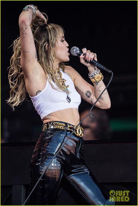 Miley Cyrus Brings Dad Billy Ray And Lil Nas X As Surprise Guests At