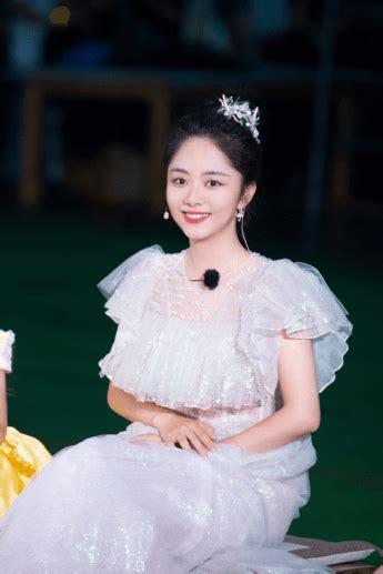 真公主！谭松韵糖纸裙造型美翻了，30岁的年纪16岁的脸太优越 搜狐大视野 搜狐新闻