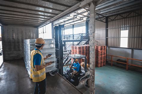 아시아 창고 노동자 는 지게차와 트럭에 팔레트에 상자를로드 하는 동안 포맨 계산 재고 세미 트럭에 대한 스톡 사진 및 기타 이미지 세미 트럭 싣기 지게차 Istock