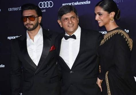 A Video Of Deepika Padukone Ignoring Ranveer Singh Wanting To Hold