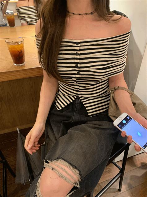 디어셀린 몰리 오프숄더 티