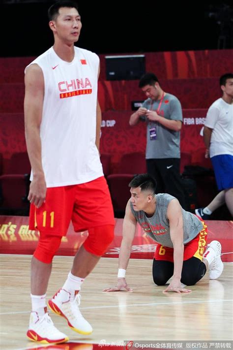 中国男篮备战科特迪瓦 周琦颠球玩易建联苦练投篮新浪图片