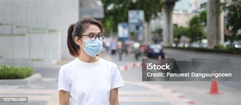 길 보도와 야시장에서 걷는 동안 의료 용 얼굴 마스크를 착용한 여성은 코로나 바이러스 또는 코로나 바이러스 질환 을 예방합니다
