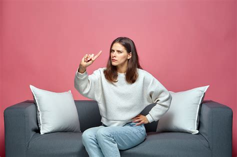조심하세요 소파에 앉아 카메라를보고 거부 훈계 손가락 제스처와 심각한 찡그린 소녀 경고 걱정하는에 대한 스톡 사진 및 기타