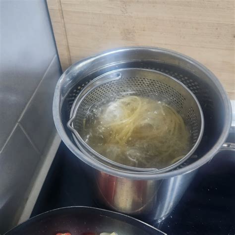 마미블루 사장님께서 선물로 주신 바질 페스토를 이용해서 파스타 만듬 바질의 쌉쌀하면서도 구수한 느낌의 향이 파스타에 잘 어울리고