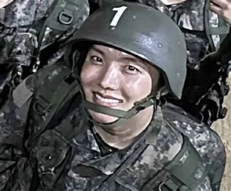 제이홉 군대서 시뻘겋게 달아오른 얼굴사진 화제 월드스타도 피할 수 없는 화생방훈련