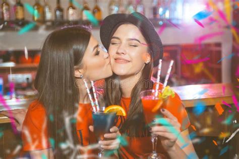 Partie De Confettis Deux Jeunes Filles Lesbiennes Embrassant à Une