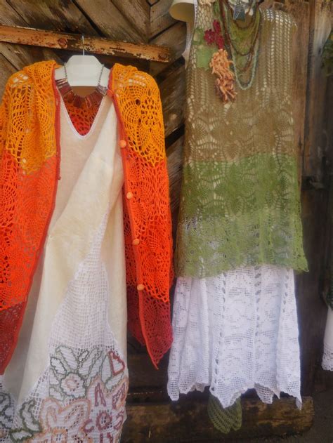 Парка из плотных французских кружев ручной работы и льняной сарафан с кружевными вставками в