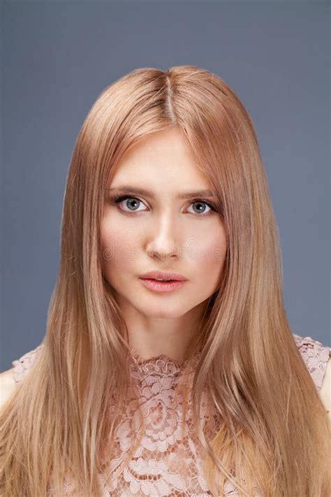 Ung Blond Dam I Sexig Klnning Fotografering För Bildbyråer Bild Av
