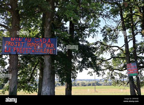 Banderoles Et Panneaux Dopposition à Limplantation Dun Centre D
