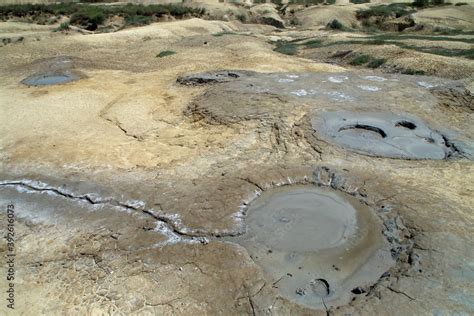 Volcanes De Lodo Rumano Vulcanii Noroiosi De Berca En Rumanía Es Un Espacio Geológico