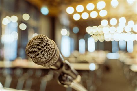 모임이 나 회의 교육 학습 코칭 룸 개념 흐린 배경 흐리게 비즈니스 포럼을 통해 마이크 모임에 대한 스톡 사진 및 기타 이미지 모임 청중 청중석 Istock