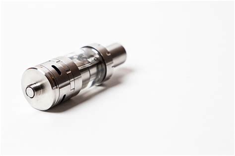 장치 및 Vape 및 Copyspace와 흰색 배경에 고립 전자 담배 액세서리 Cartomizer에 대한 스톡 사진 및 기타
