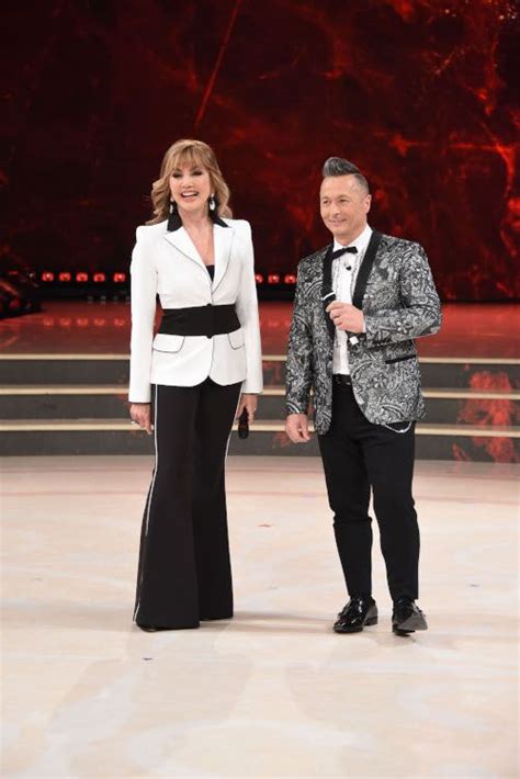Milly Carlucci La Sua Carriera Da Giochi Senza Frontiere A Ballando