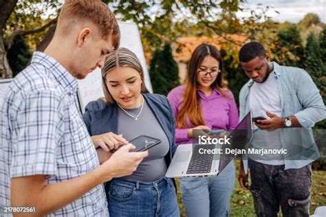 노트북 디지털 태블릿 휴대폰 차트 및 화이트 보드를 사용하여 뒤뜰에서 야외에서 비즈니스 회의를 하는 청년 성인 그룹 20 24세에 대한 스톡 사진 및 기타 이미지 Istock