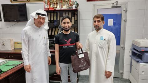 عرفانًا بالجميل طالب يكرّم معلميه في متوسطة القطيف تصدر عن صحيفة