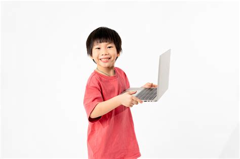 흰색 배경에 고립 된 노트북과 행복한 아시아 소년의 초상화 기술 개념과 교육 및 학습 개념에 대한 스톡 사진 및 기타 이미지