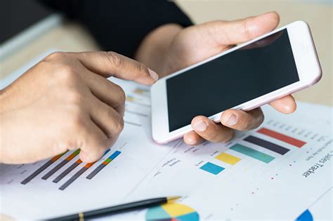 현대 사무실 재무 및 비즈니스 개념에서 차트 그래프 및 계산기로 재무 보고서 프로젝트 회계를 작업하고 분석하는 아시아 회계사 경제에 대한 스톡 사진 및 기타 이미지 Istock