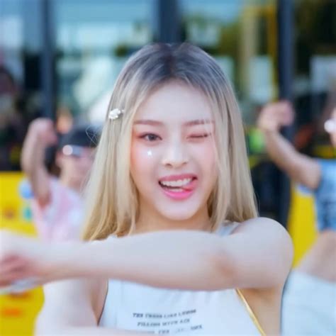 Newjeans Hanni 하니 Hannisnewjeans • Instagram Photos And Videos