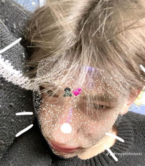 красивый парень в 2024 г Светлые вьющиеся волосы Волосы парней Черные волосы