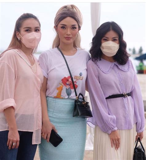 Potret Persahabatan Ayu Ting Ting Dan Zaskia Gotik