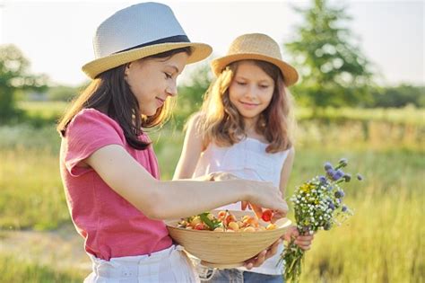 달콤한 체리의 그릇과 초원에서 화창한 여름 날에 아이들 두 여자 2명에 대한 스톡 사진 및 기타 이미지 2명 건강한 생활방식 건강한 식생활 Istock