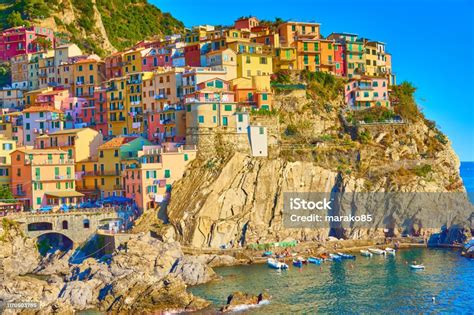 친퀘 테레 국립 공원의 아름다운 마을 인 마나 롤라 의 다채로운 주택 이탈리아 의 해안에서 멋진 풍경 0명에 대한 스톡 사진 및 기타 이미지 Istock