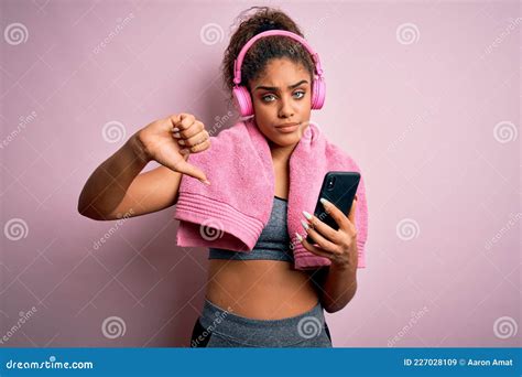 Joven Deportista Afroamericana Jugando Tenis Usando Raqueta Sobre Fondo