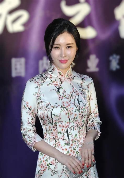 田朴珺太有贵妇底蕴，穿国风旗袍秀凹凸曲线，不俗反而清丽优雅