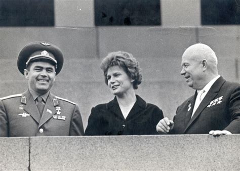 Фото Андриян Николаев Валентина Терешкова и Никита Хрущев на трибуне