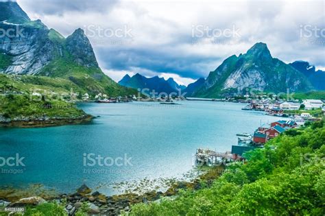 흉 포 한 날씨 Lofoten 섬 노를 란 드 노르웨이 에서도 Reine의 초현실적인 아름다움 북극 권 북쪽에 위치 해 있습니다