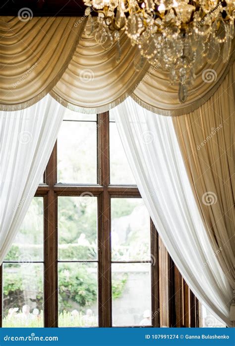 Een Groot Antiek Venster In Een Houten Kader Stock Foto Image Of