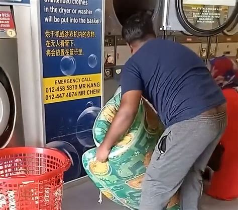 Duh Nekat Banget Pasutri Ini Ngotot Mau Cuci Dua Kasur Tebal Di Mesin