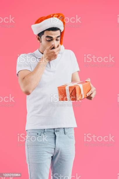 산타 모자 선물 상자를 들고와 핑크 새 해 개념에 고립 된 입 취재에 충격된 잘생긴 남자 T Lounge에 대한 스톡 사진 및 기타 이미지 T Lounge