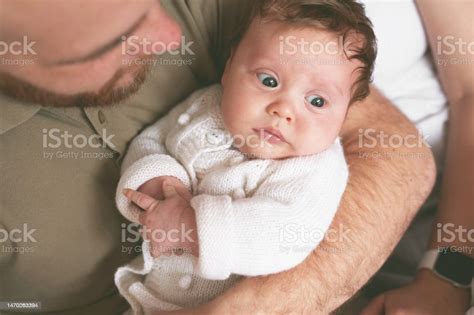 Hild는 부모의 팔에 있습니다 해피 어머니와 아버지의 날 어린 시절과 부모 1개월에 대한 스톡 사진 및 기타 이미지 1개월 2명 35 39세 Istock