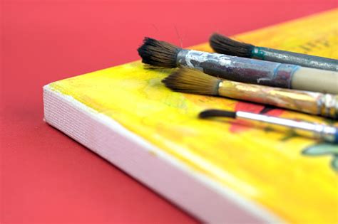 캔버스 디자인의 아티스트 아크릴 페인트 및 페인트 브러시 개념에 대한 스톡 사진 및 기타 이미지 개념 개념과 주제 그런지