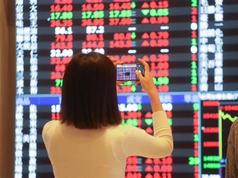 復刻8月股災？外資賣超千億史上最狠、台股殺999點第3大摜破半年線！「南下載客」第二隻腳後誰來拉？