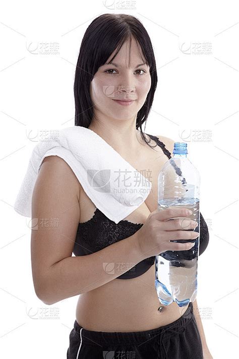 年轻女子拿着水瓶，脖子上围着毛巾