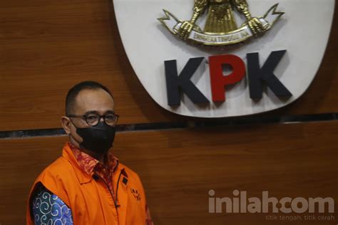 Foto Kenakan Rompi Orange Rafael Alun Langsung Ditahan KPK