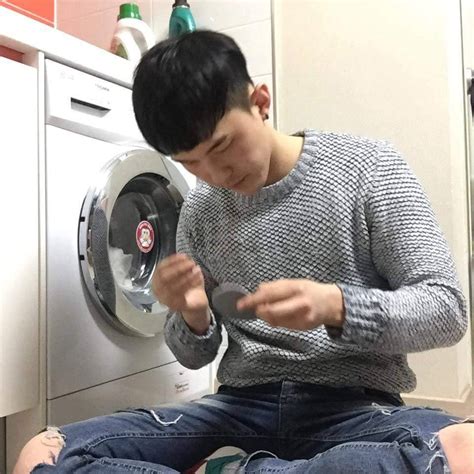 세상에서 가장 웃긴 이야기들 여자친구 꽃길만 걷게 해준다고 신발 깔창에 꽃 자수 새겨준 남자친구