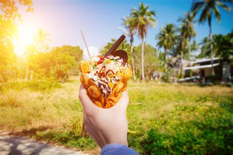 홍콩 와플 디저트 아이스크림 쿠키 시럽 과자를 곁들인 과자 열대 식물의 배경에 대해 화창한 날 기포에 대한 스톡 사진 및 기타 이미지 Istock