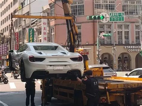 千萬法拉利超跑違停路邊！警方到場查出「車牌註銷」秒拖走 生活 Nownews今日新聞