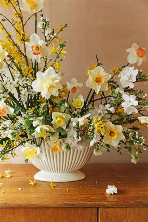 How To Make A Flower Arrangement With Daffodils At Octavia Holleman Blog