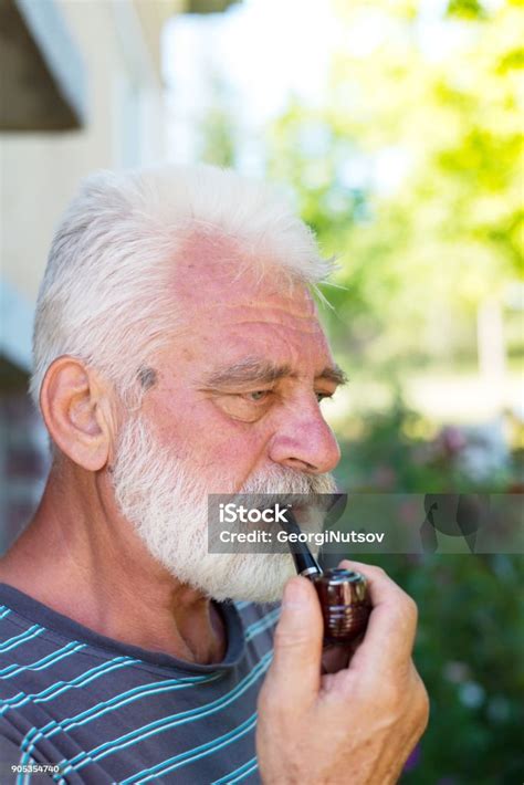 Bir Boru Ile Yetişkin Bir Beyaz Sakallı Adam Portresi Stok Fotoğraflar