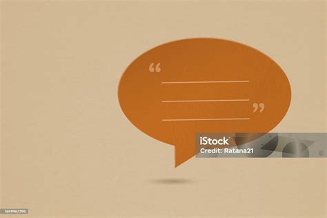 커뮤니케이션 및 소셜 미디어에 대한 개념적 이미지 고객 피드백 빈 서신 가을 색조 그런지 종이 말풍선 거친 종이 질감에 따옴표