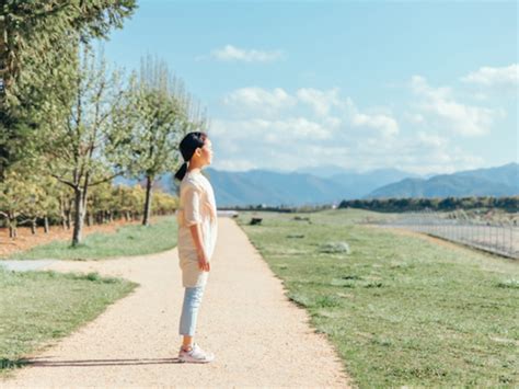 授業中立ち歩き、声を発しないクラスメイト。どのように対応していけばいい？ あんふぁんweb